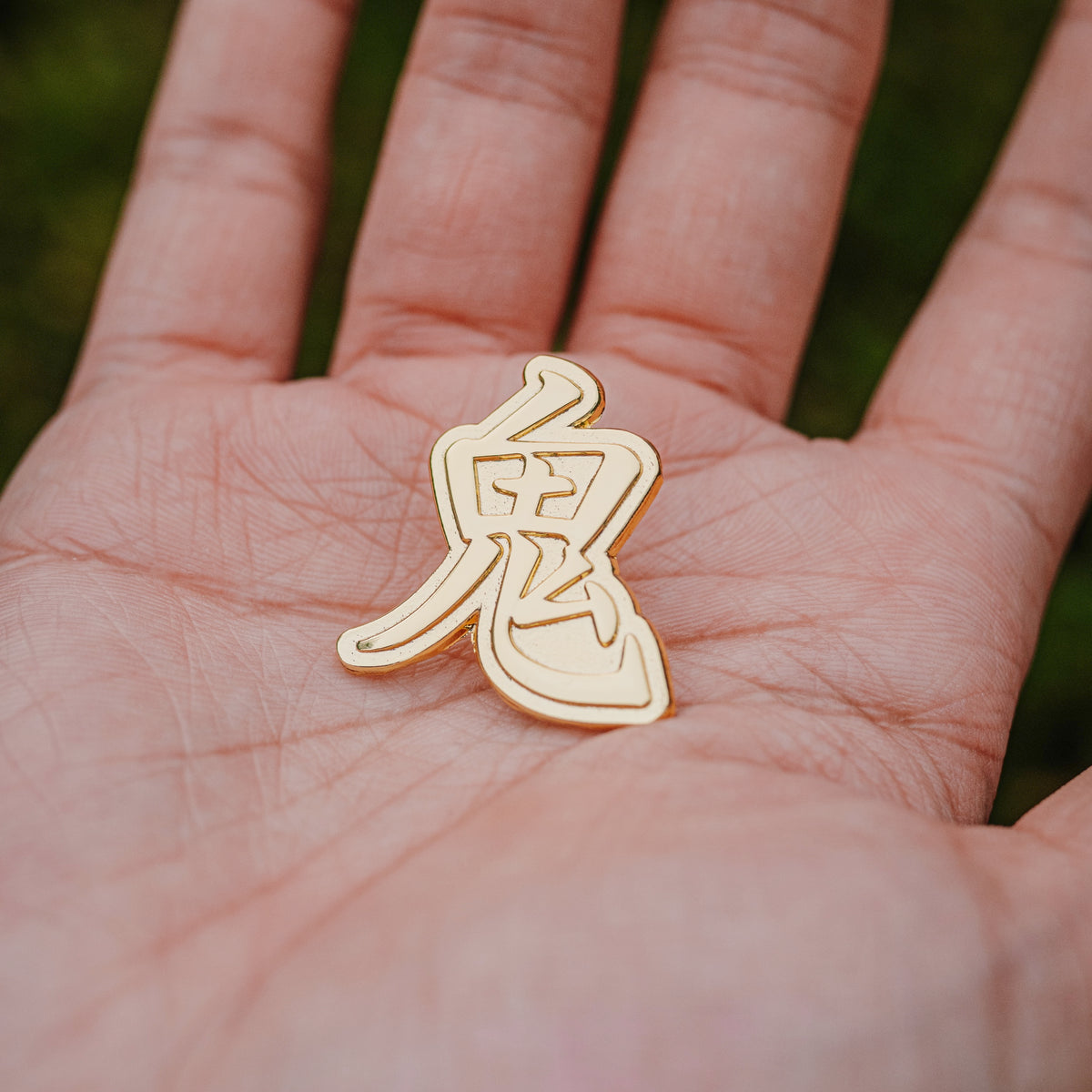 Pins doré ONI kanji